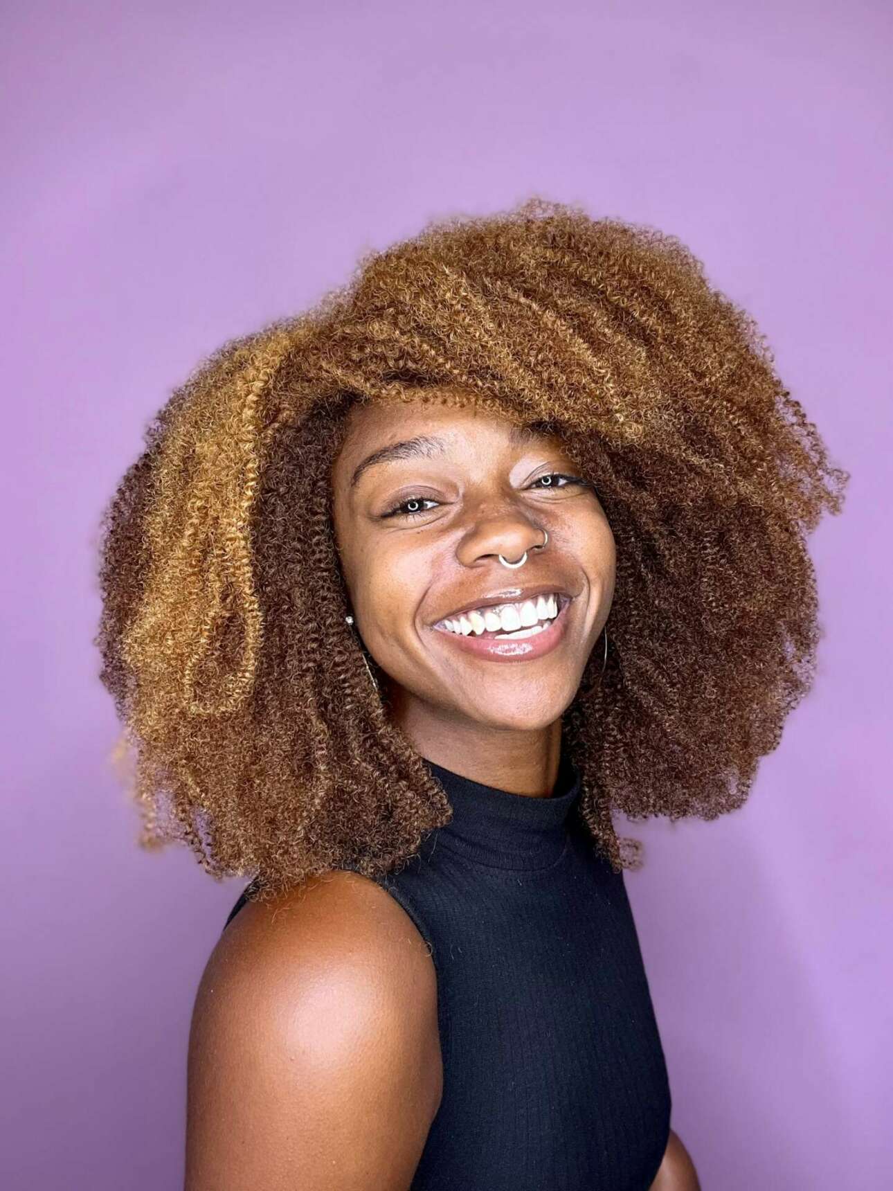 Meet Robyn Thomas – CanvasRebel Magazine