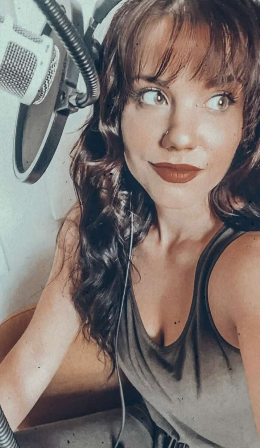 Meet Courtney Holly – CanvasRebel Magazine