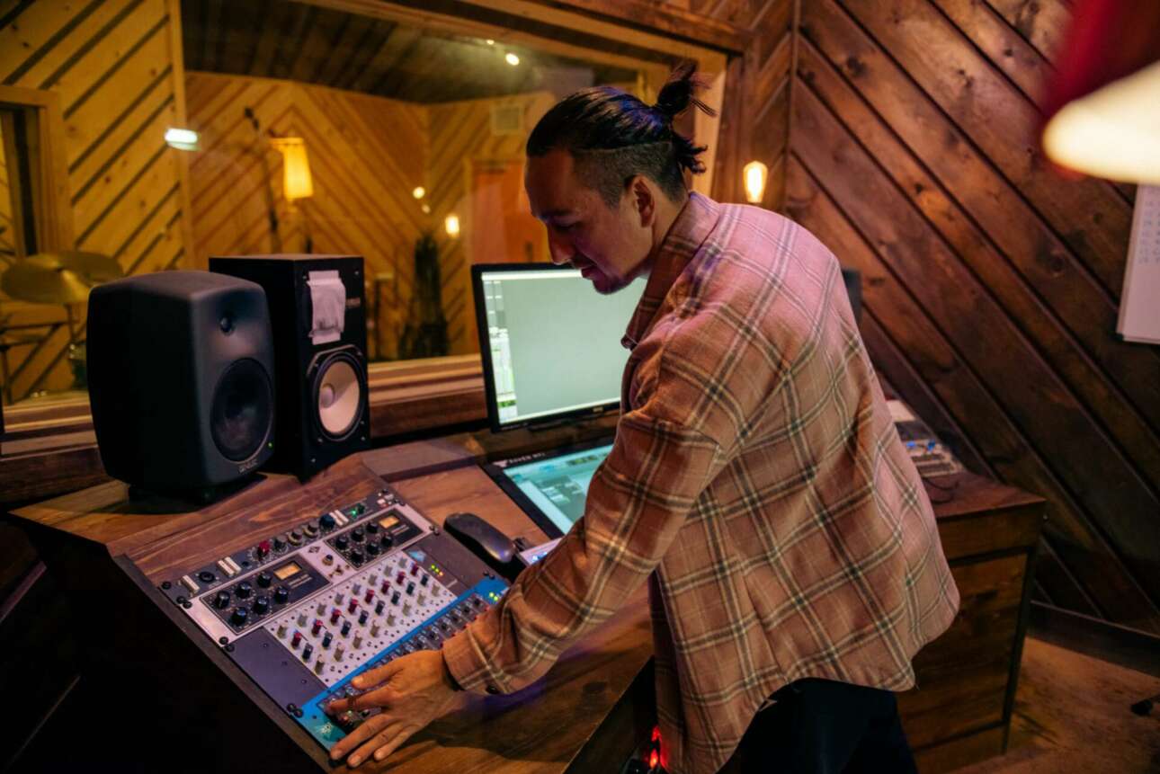 Meet Nigel Dean – CanvasRebel Magazine