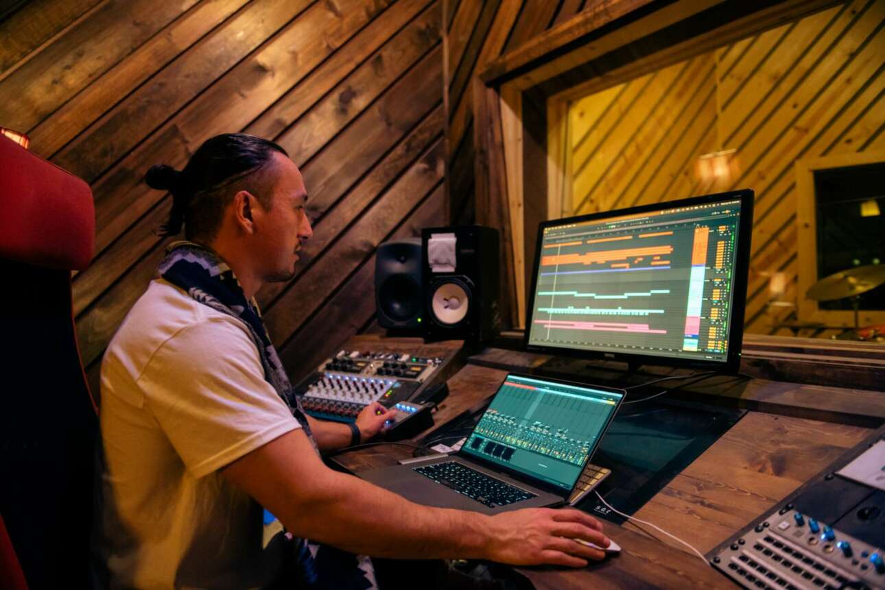 Meet Nigel Dean – CanvasRebel Magazine