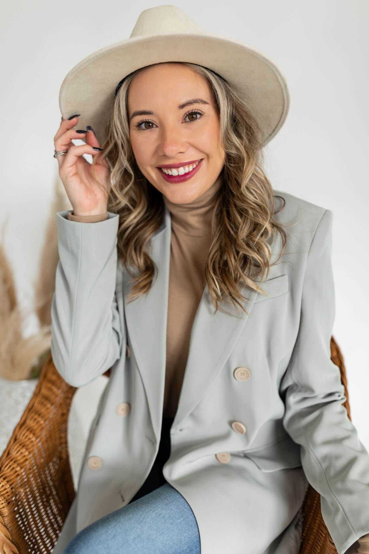 Meet Nicole Lytwyn – CanvasRebel Magazine