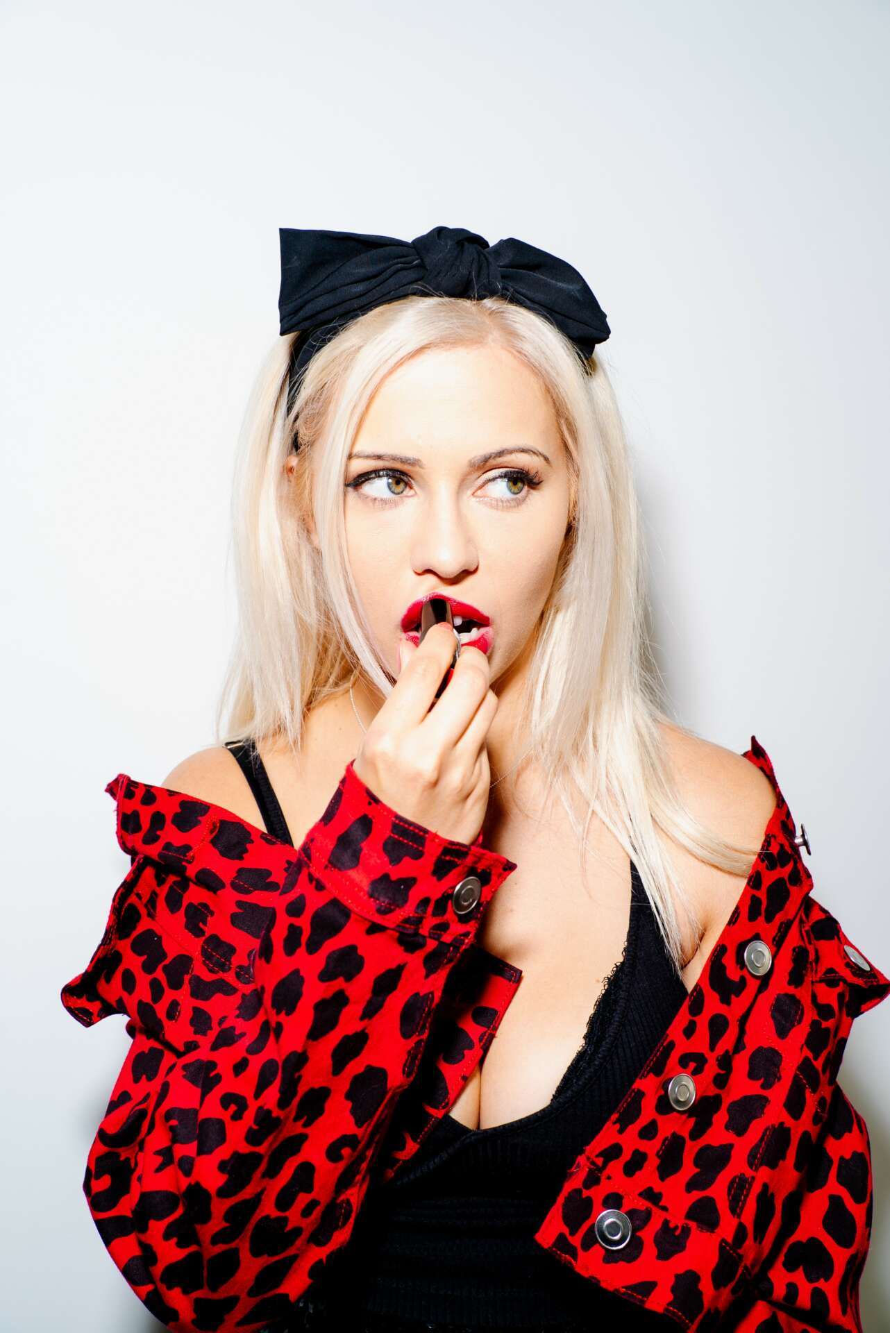 Meet Simona Dimov - CanvasRebel Magazine