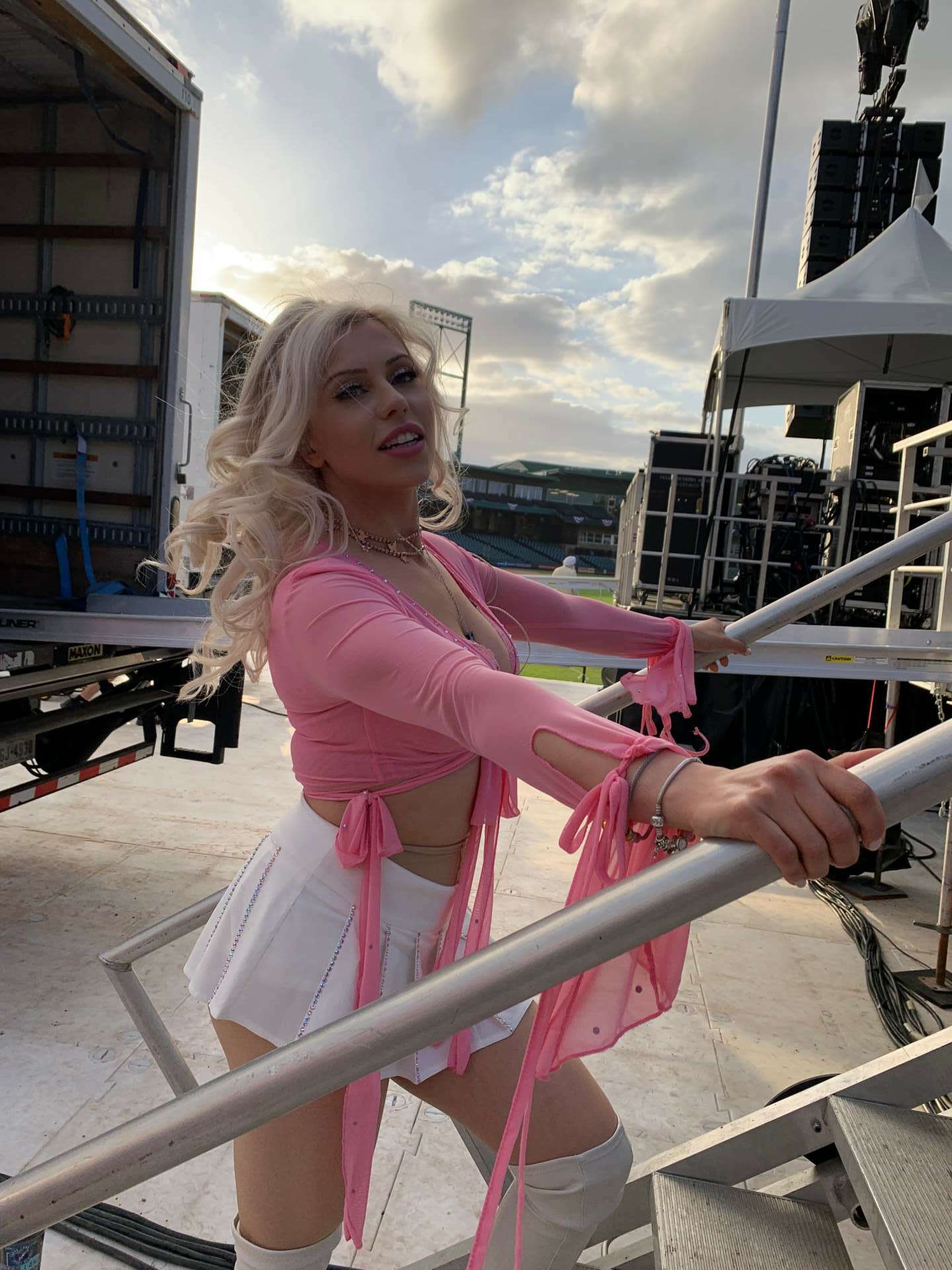 Meet Simona Dimov - CanvasRebel Magazine