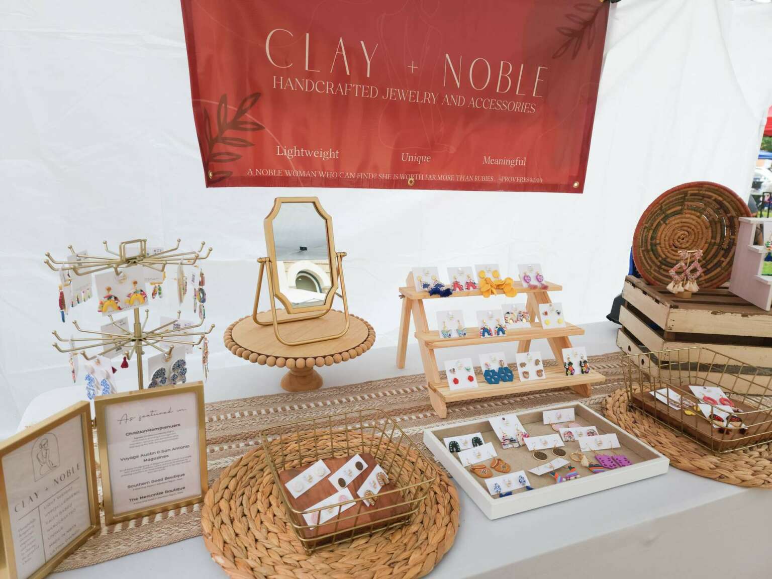 Meet Davina Rocha – CanvasRebel Magazine