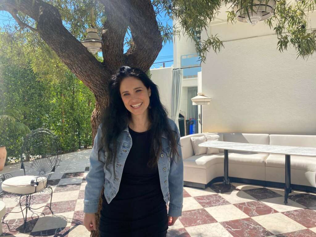 Meet Elaine Ryan – CanvasRebel Magazine