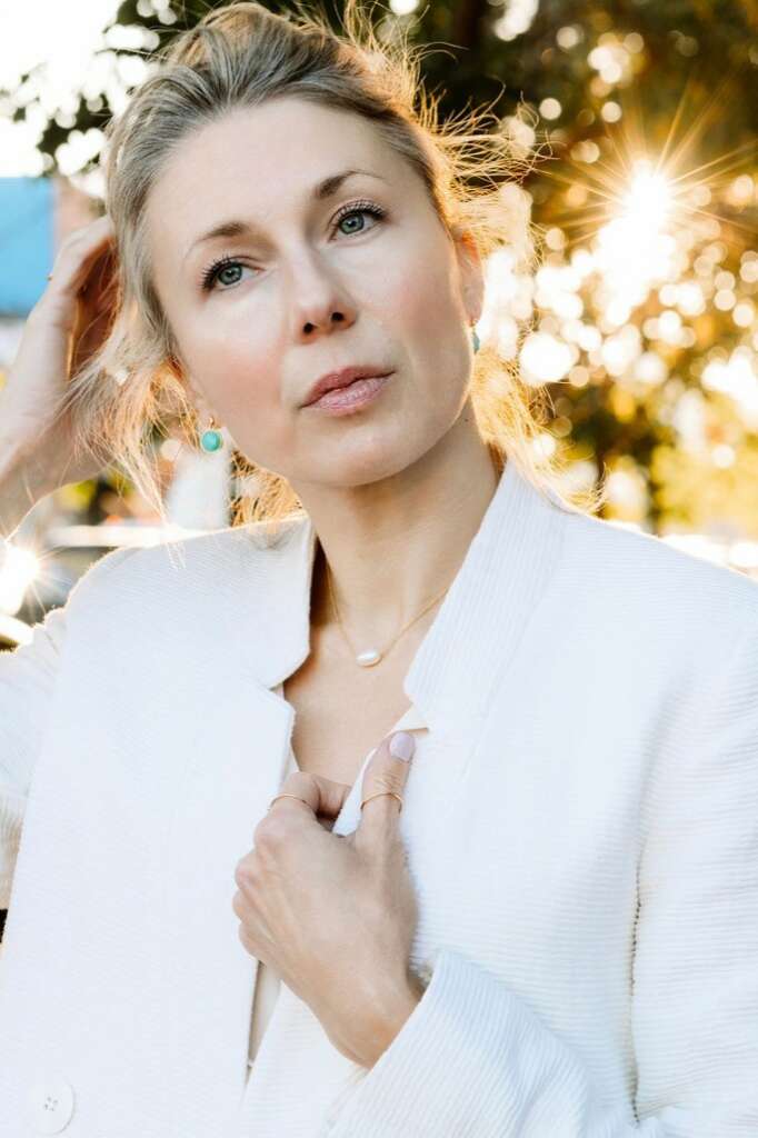 Meet Sarah Holmes – CanvasRebel Magazine