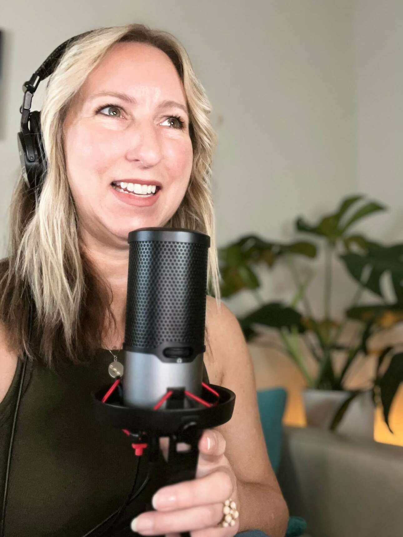 Meet Edwina Adams – CanvasRebel Magazine