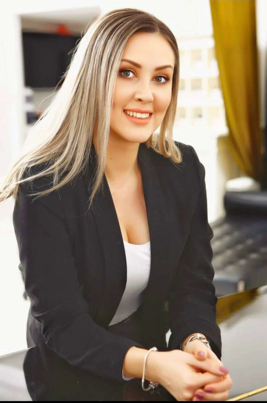 Meet Alexandra Toma – CanvasRebel Magazine