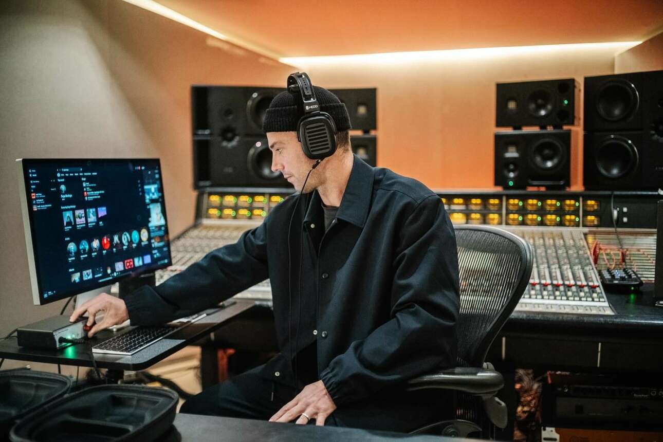 Meet Robert Burn – CanvasRebel Magazine