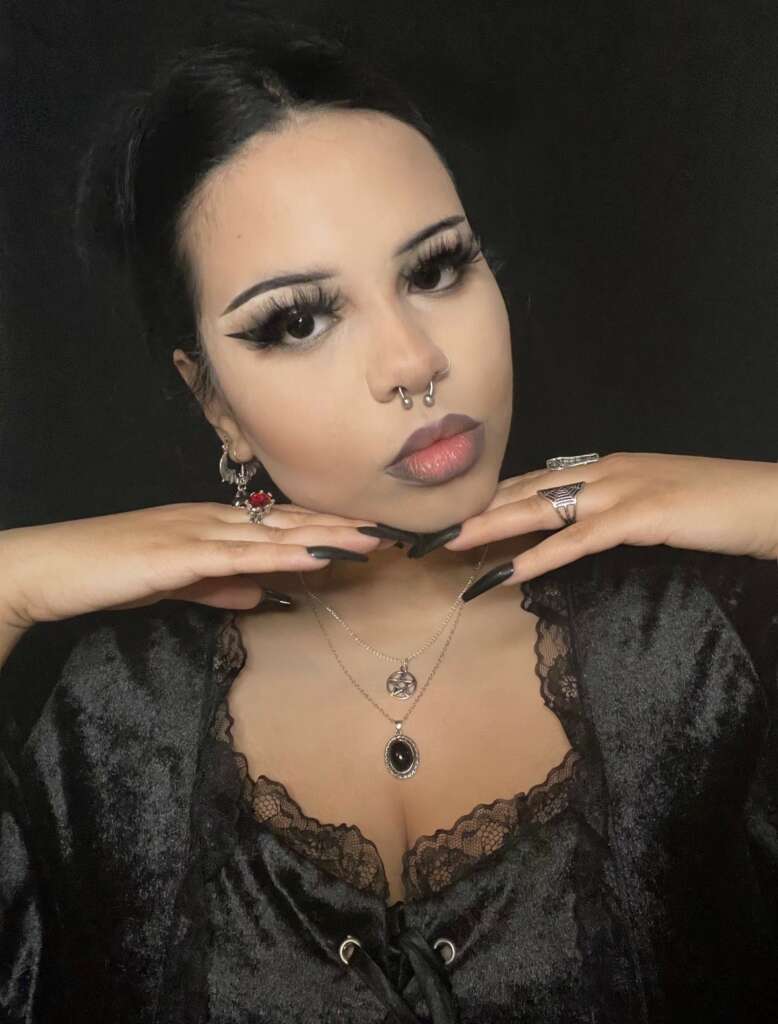 Meet Sadé Leschuk – CanvasRebel Magazine