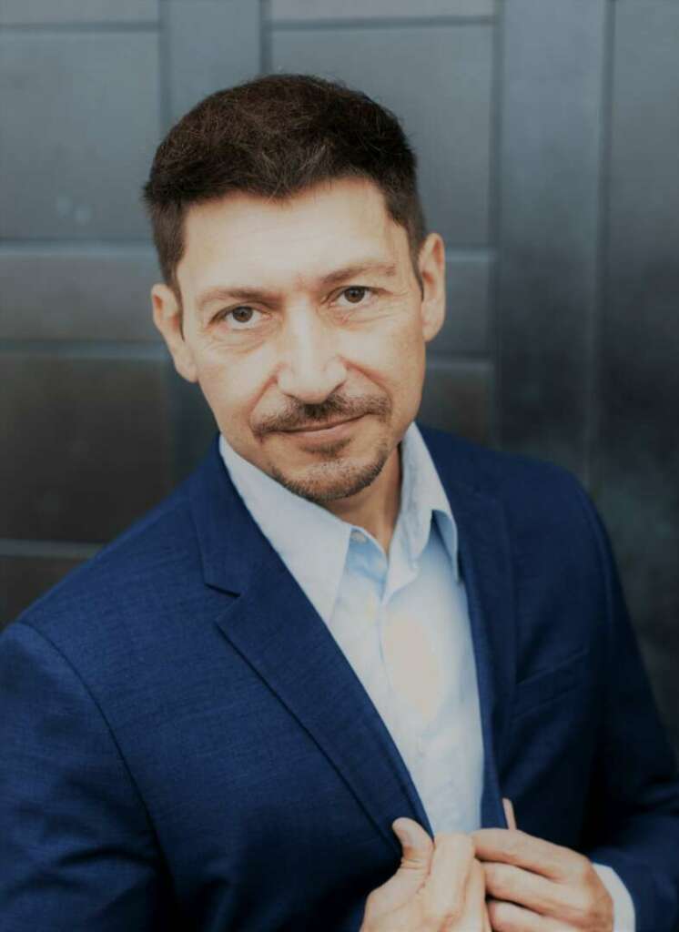 Meet Richard Scott – CanvasRebel Magazine