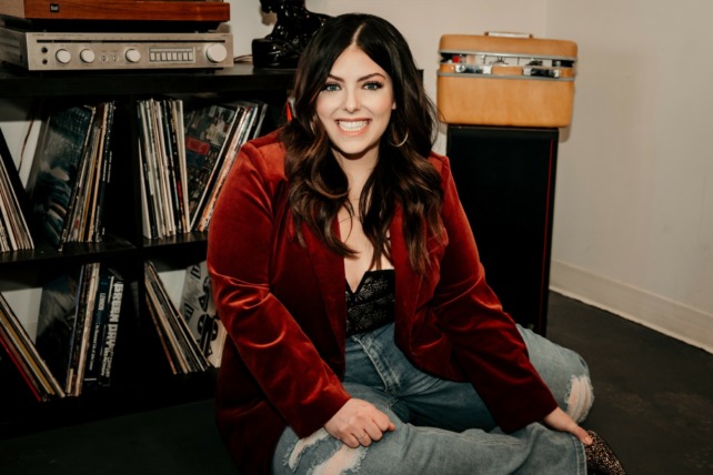 Meet Robyn Ashley – CanvasRebel Magazine