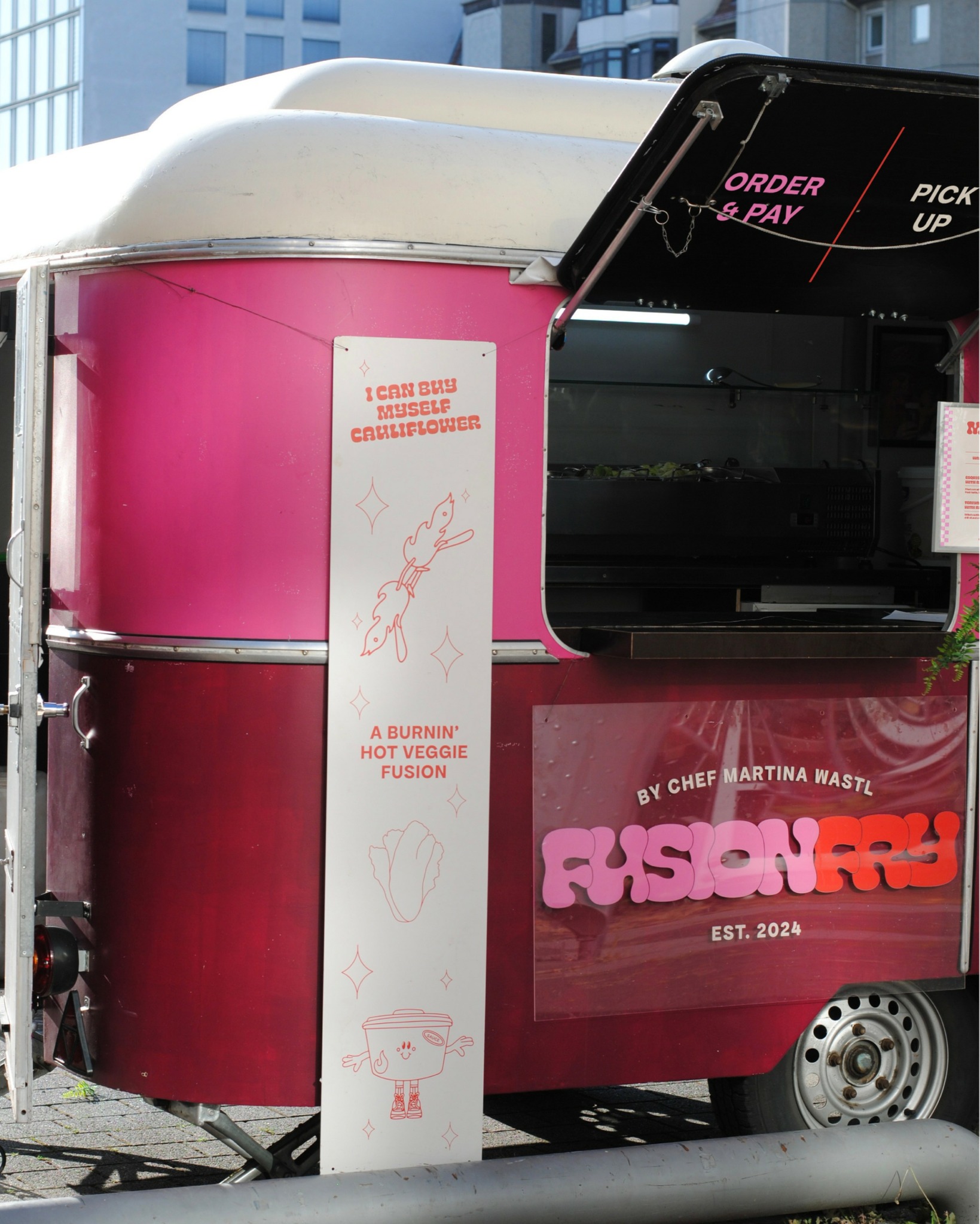 Meet Giulia Hartz – CanvasRebel Magazine