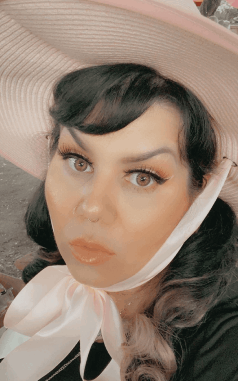 Meet Sarah Ellis Hardcastle – CanvasRebel Magazine