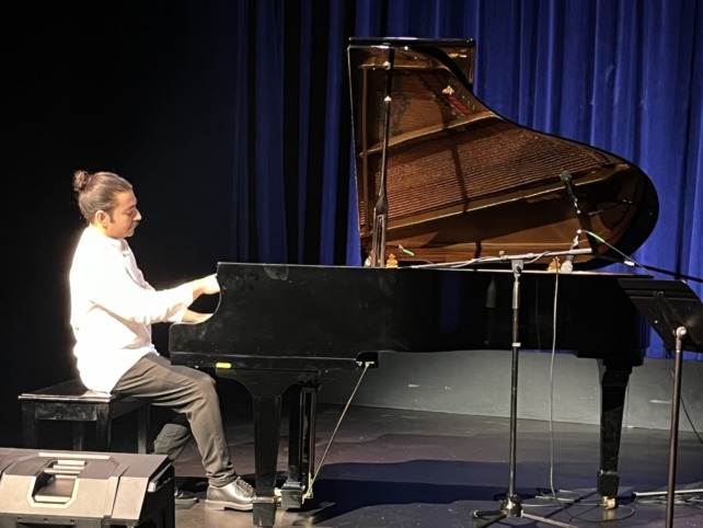 Meet Amir Bayat – CanvasRebel Magazine