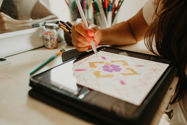 Meet Alyssa Raymond – CanvasRebel Magazine