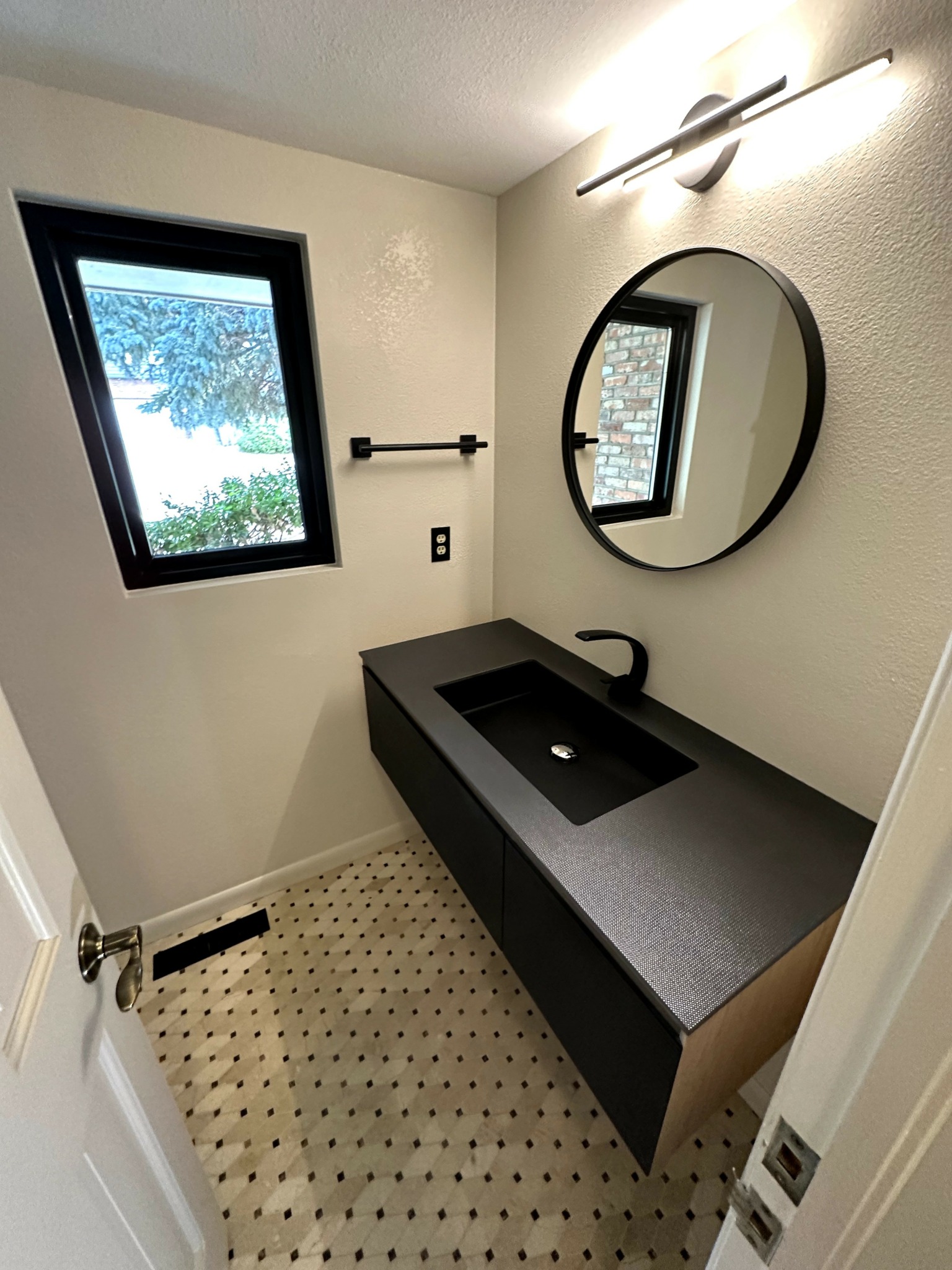 Meet Alex Cloyd – CanvasRebel Magazine